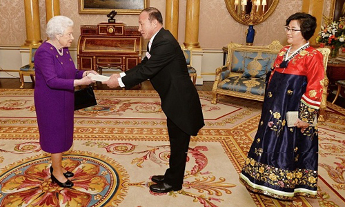 Choe Il presents his credentials as DPRK ambassador | London Korean Links